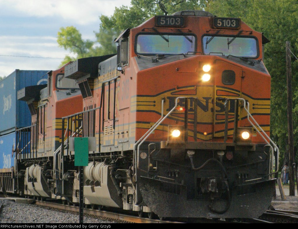 BNSF 5103 w stacks EB